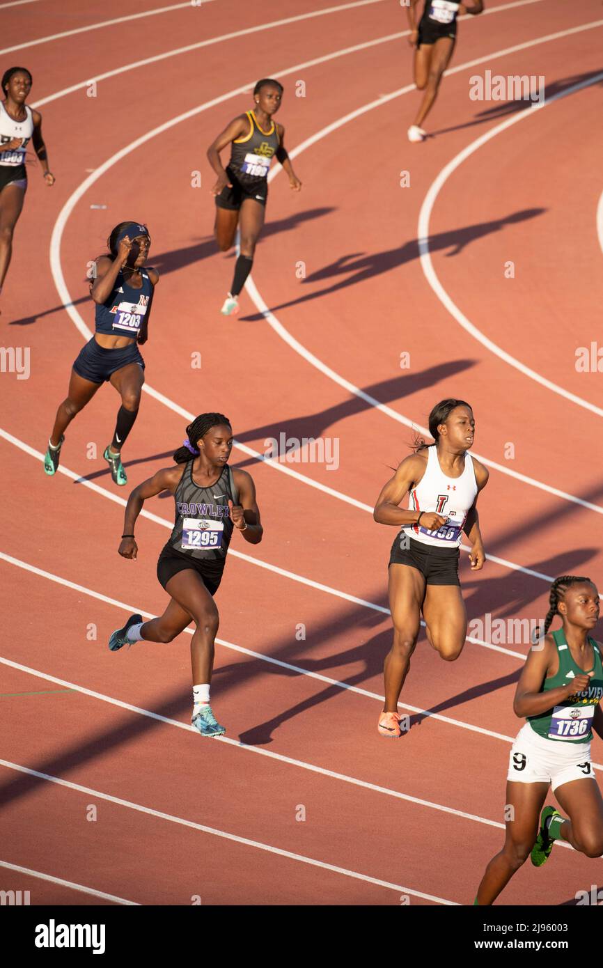 Austin Texas USA, May 13 2022: First curve start of the girls 400 ...