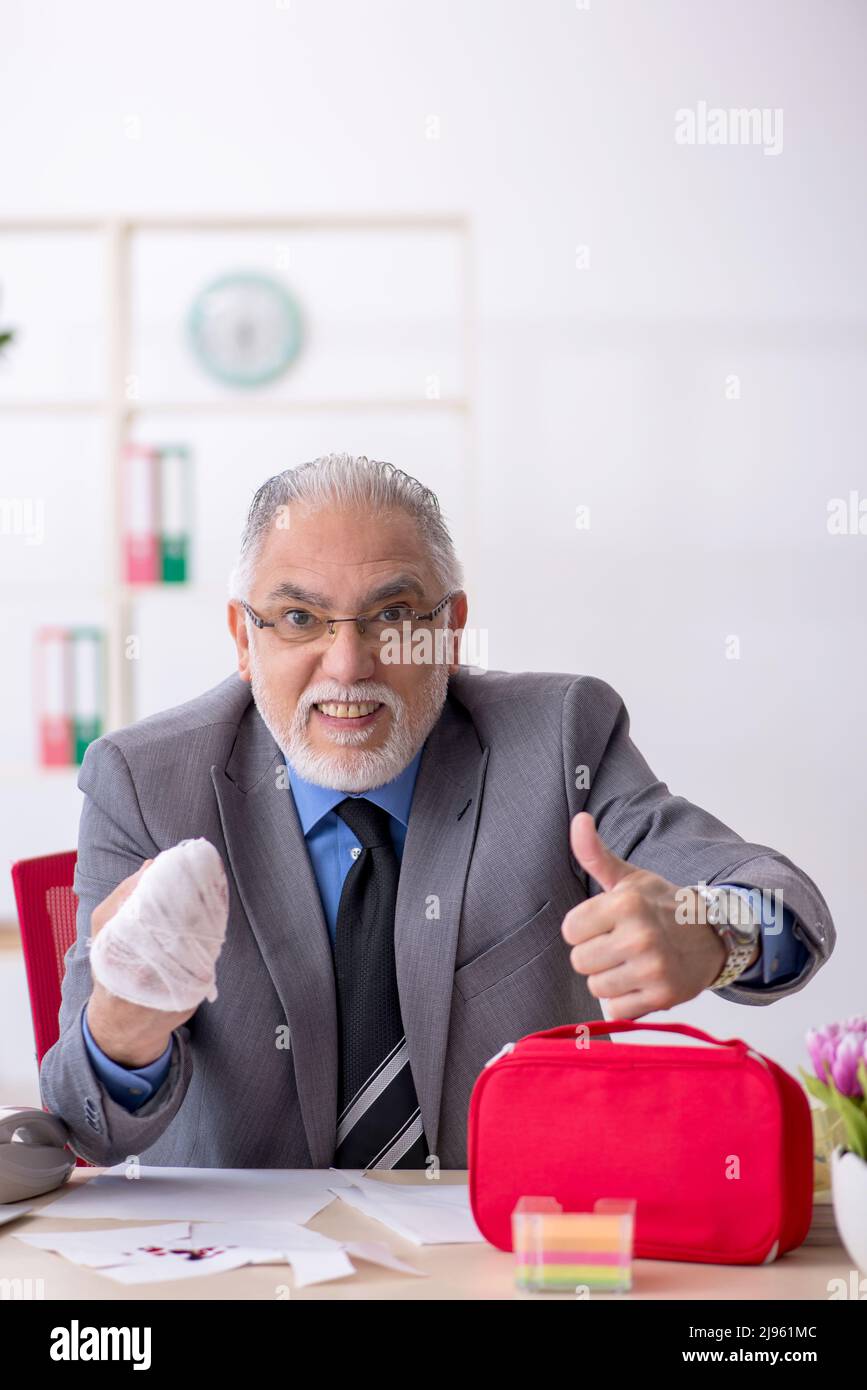 Old businessman employee cutting his hand at workplace Stock Photo - Alamy