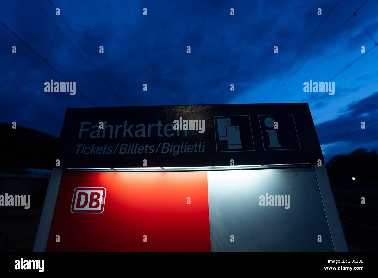 Ebing, Germany. 20th May, 2022. Dark clouds pass over a ticket machine ...