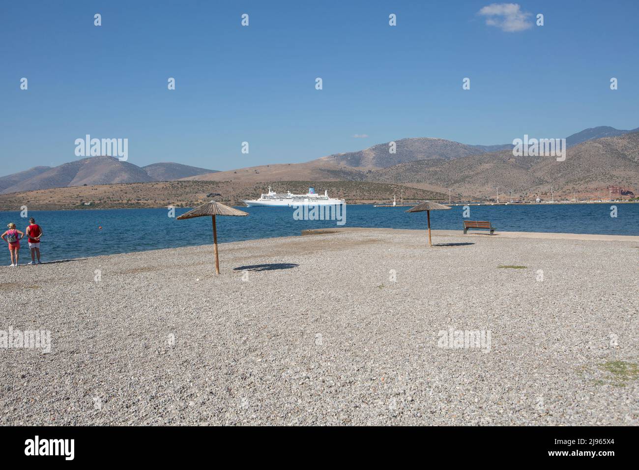 cruise ship beach holiday scene Stock Photo - Alamy