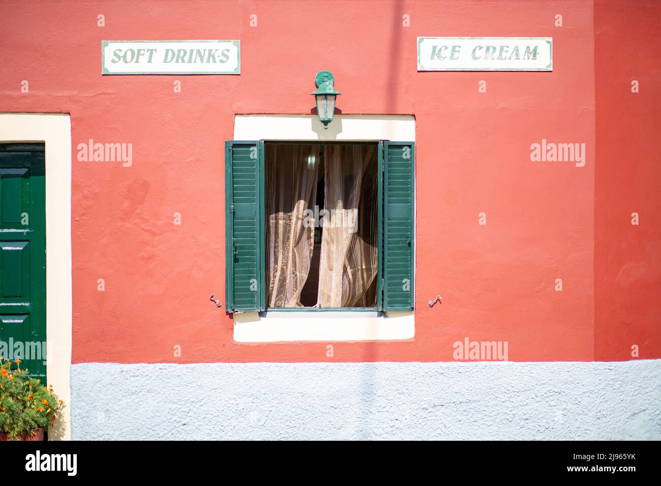 Greek urban architecture hi-res stock photography and images - Alamy