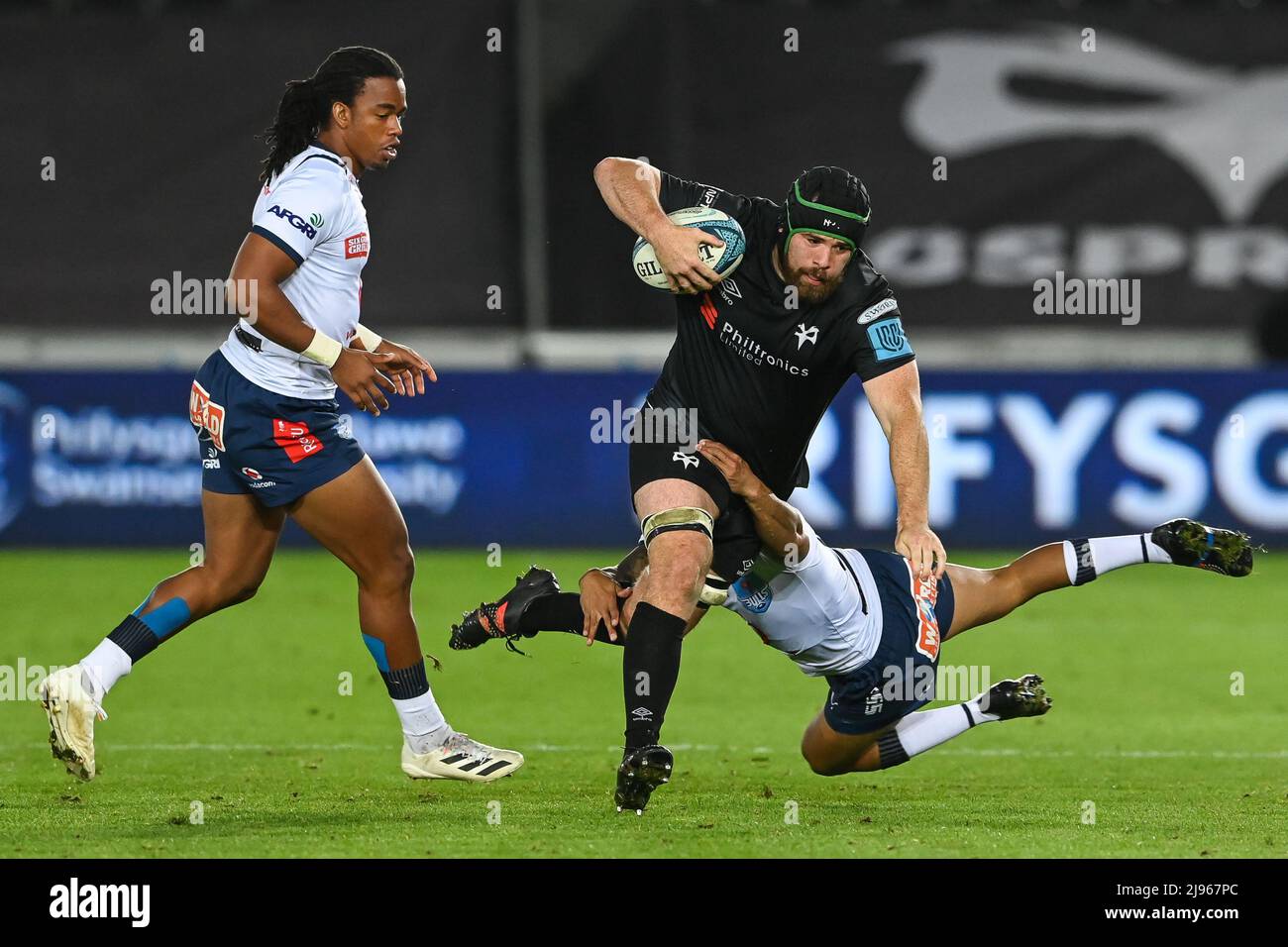Morgan Morris of Ospreys is tackled by Embrose Papier of Vodacom Bulls ...