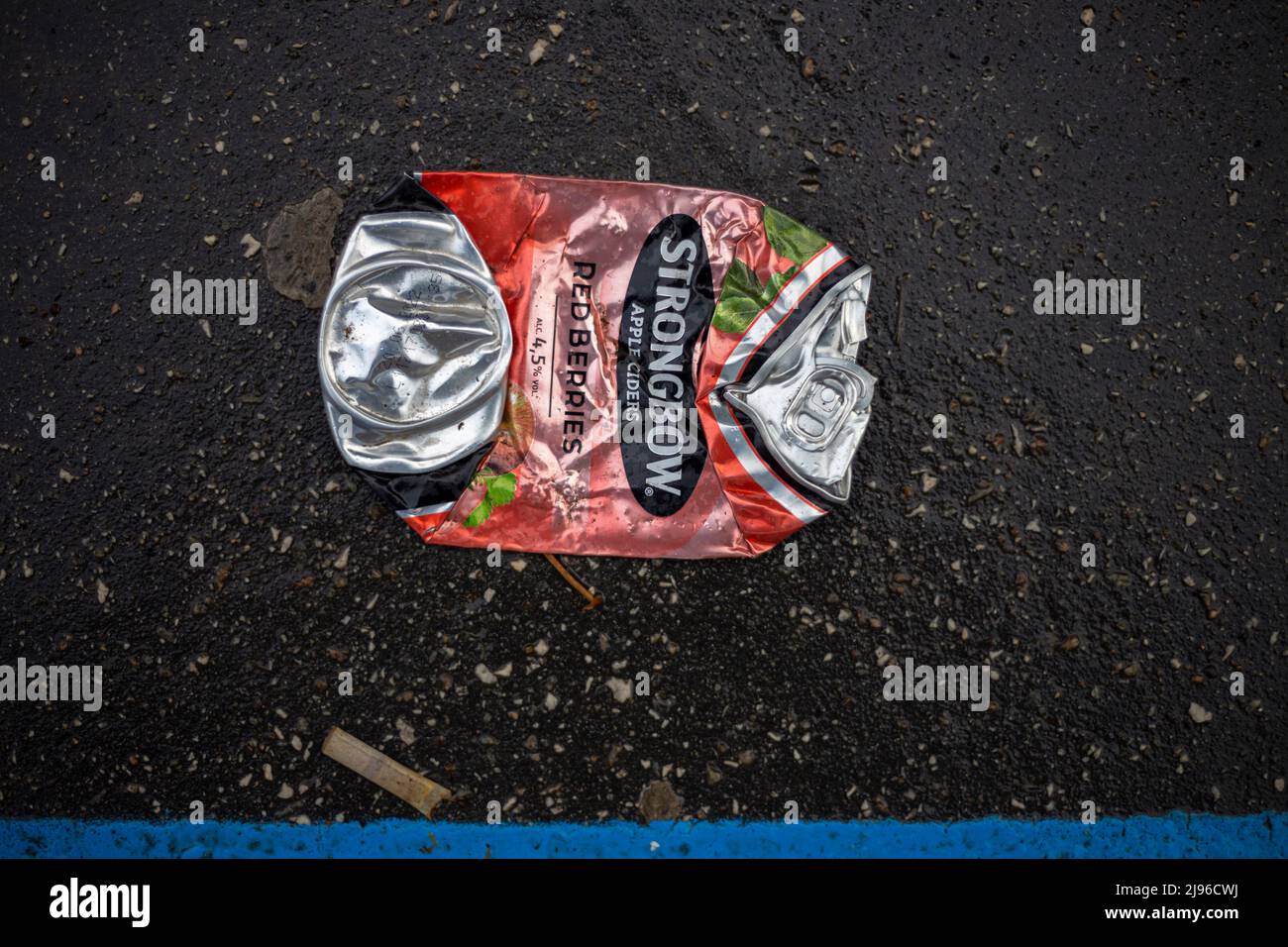 Crumpled beer can Stock Photo - Alamy