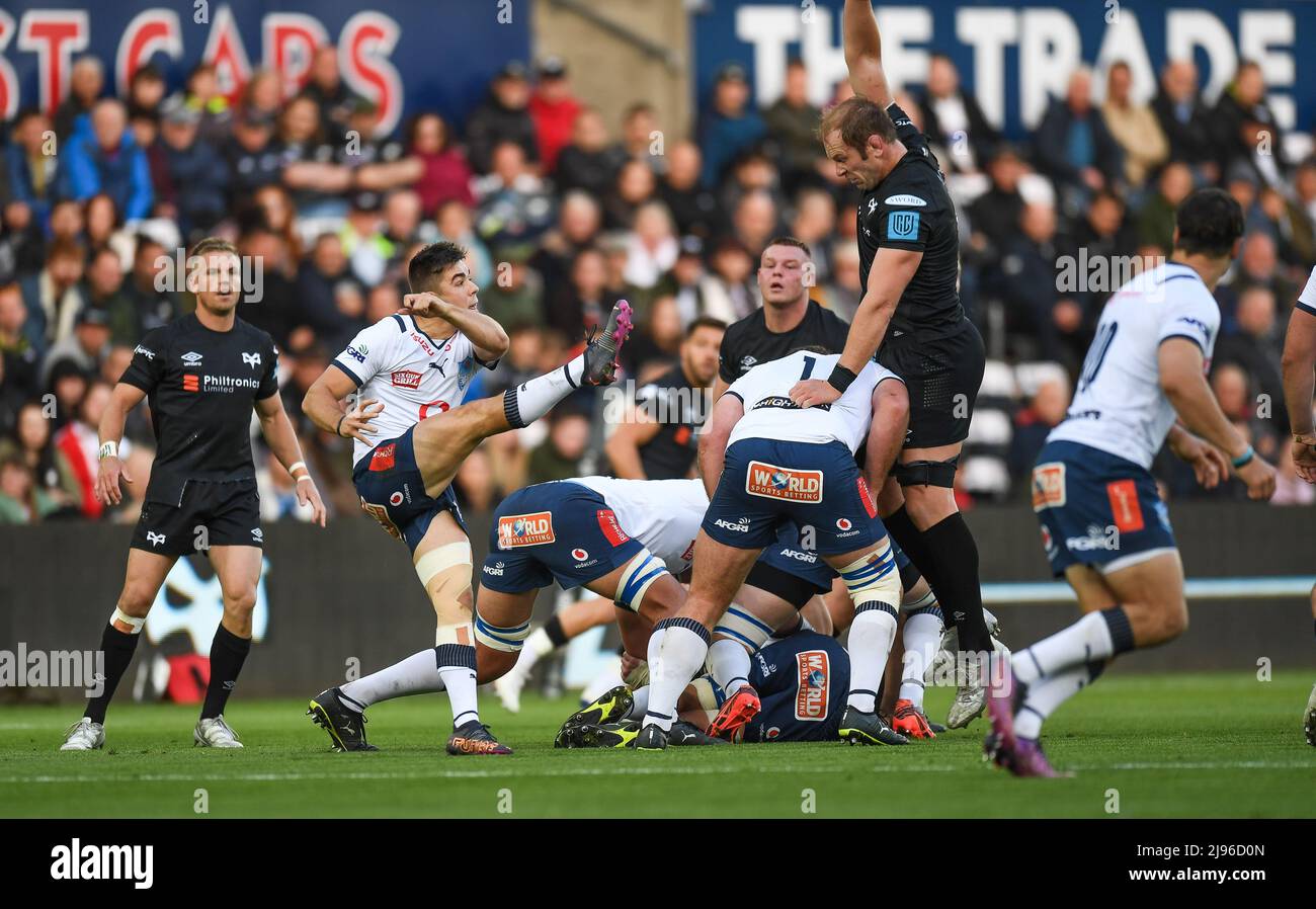 Zak Burger of Vodacom Bulls,clears the ball under pressure from Alun ...