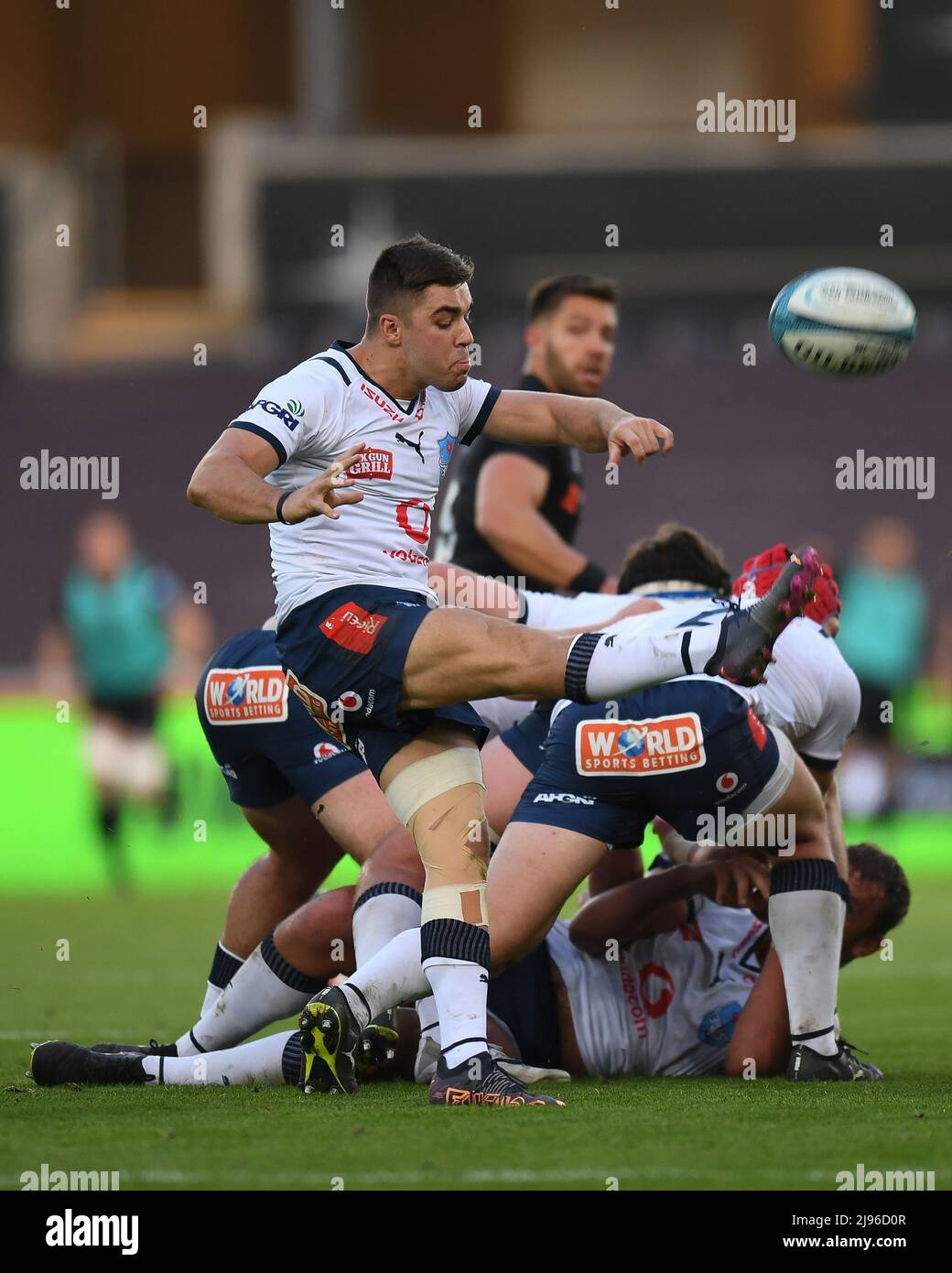 Zak Burger of Vodacom Bulls,clears the defensive line Stock Photo - Alamy