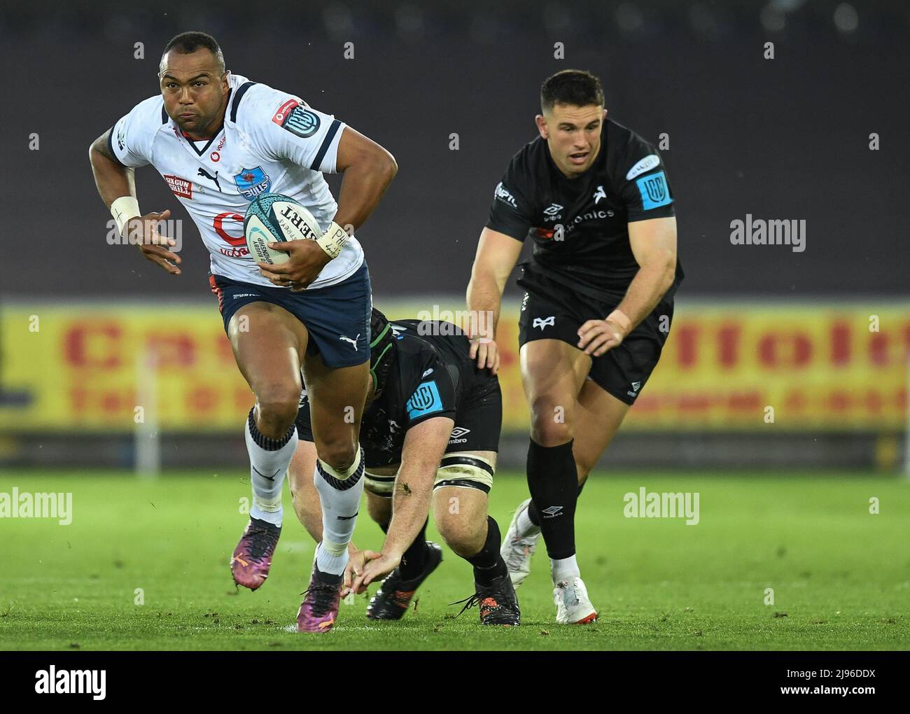 Cornal Hendricks of Vodacom Bulls, evades the tackle from Adam Beard of ...