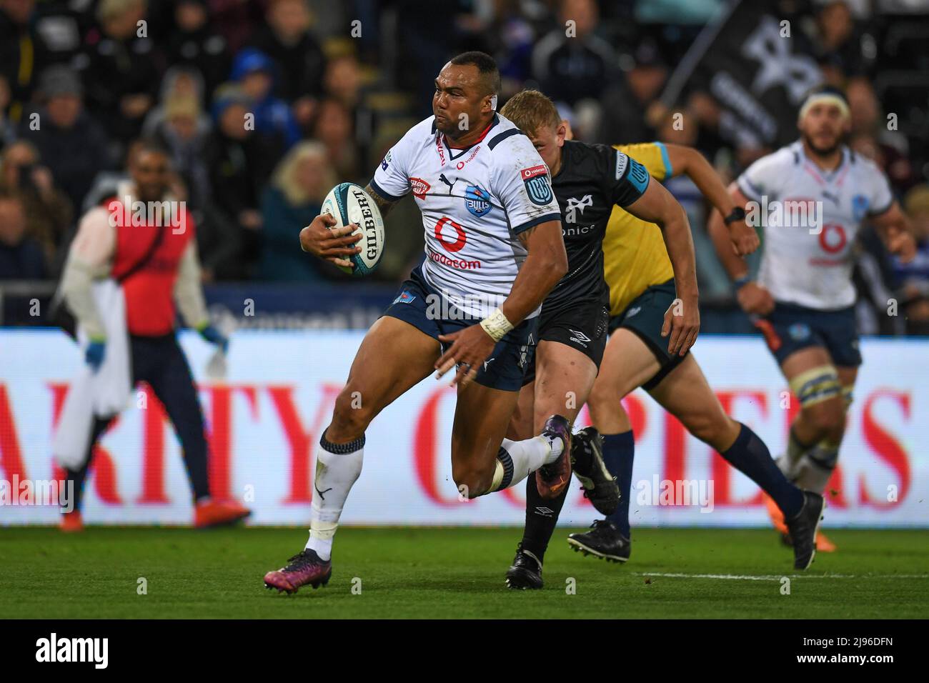 Cornal Hendricks of Vodacom Bulls, breaks the Ospreys defence Stock ...