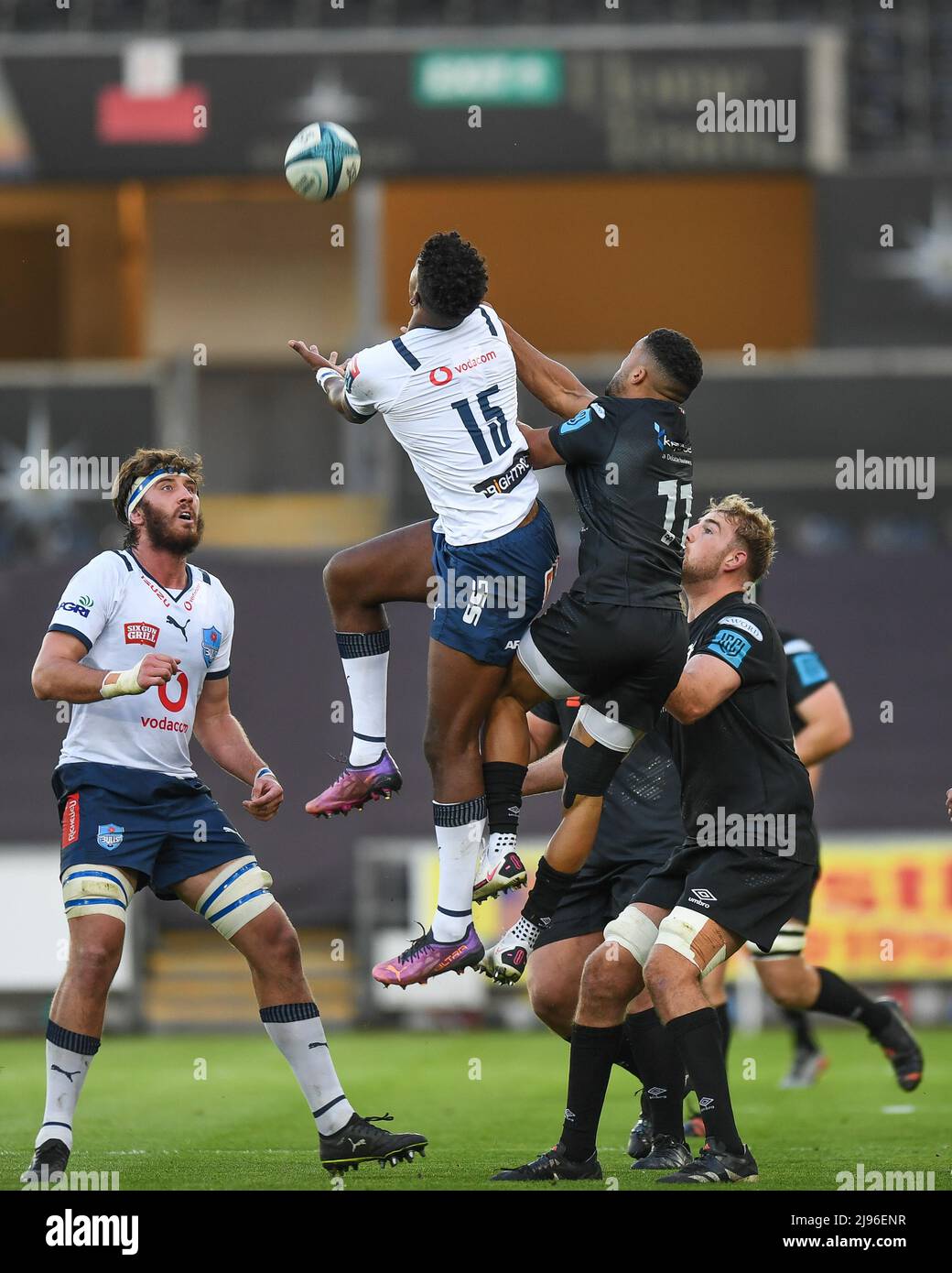 Canan Moodie of Vodacom Bulls, claims the high ball under pressure from ...