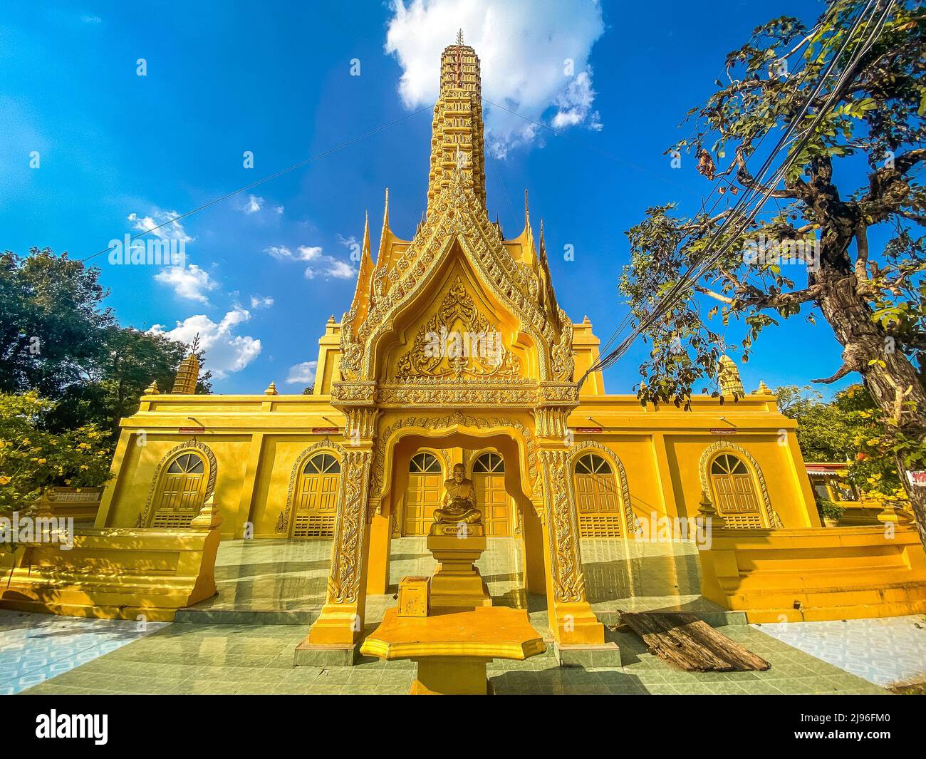 Wat Phra Prang Muni in Sing Buri province, Thailand Stock Photo - Alamy