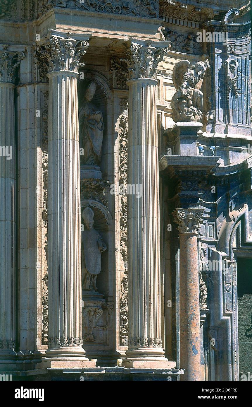 COLUMNAS CORINTIAS - DETALLE DE LA FACHADA DE LA CATEDRAL DE MURCIA - S ...