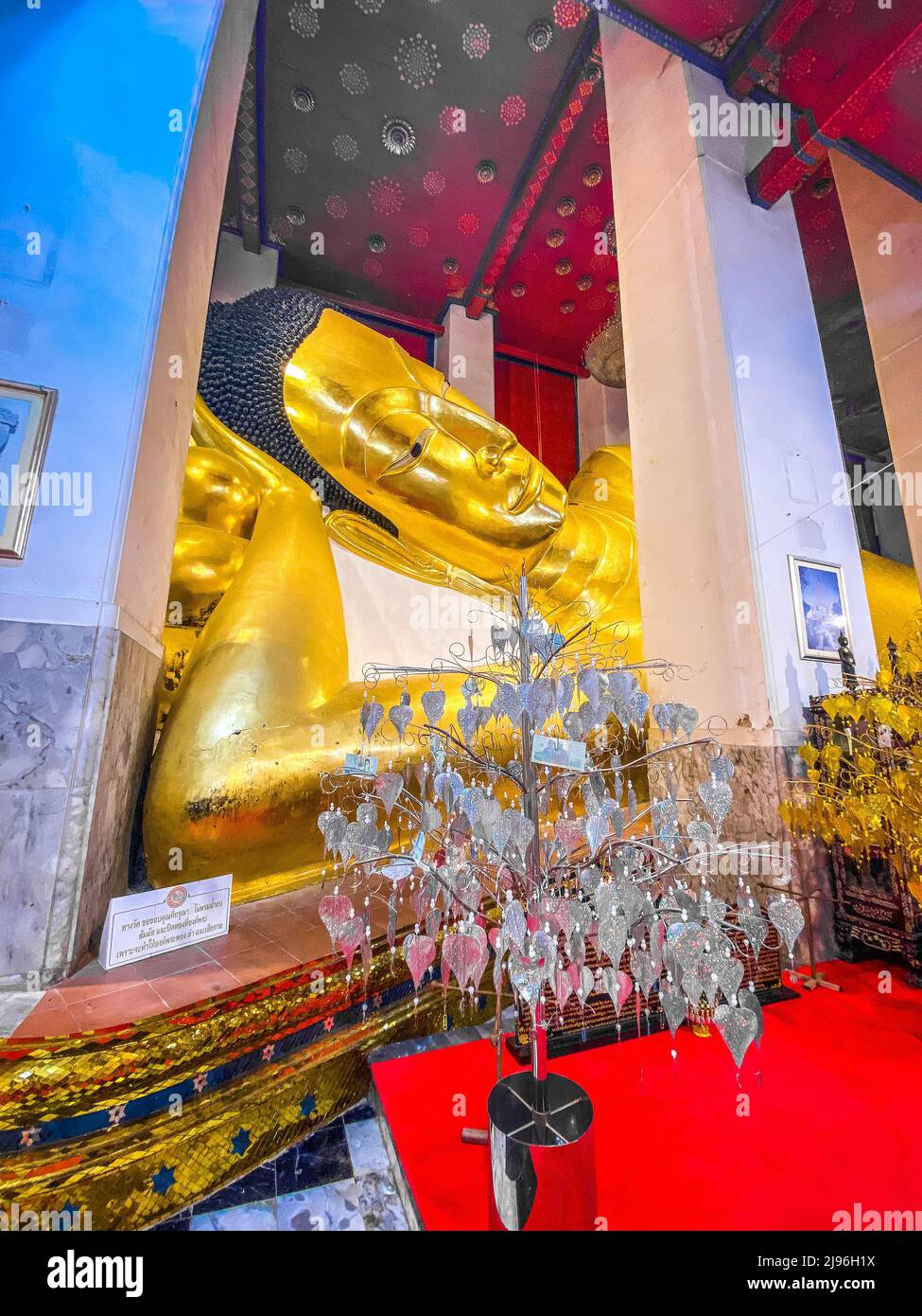 Reclining buddha statue gold leaf hi-res stock photography and images ...