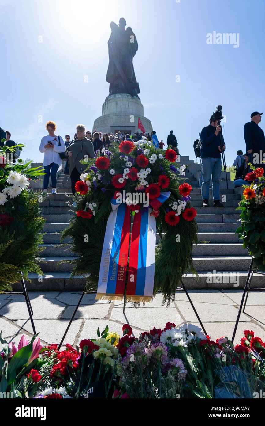 Guests and visitors at the foot of the monument to the Liberator ...