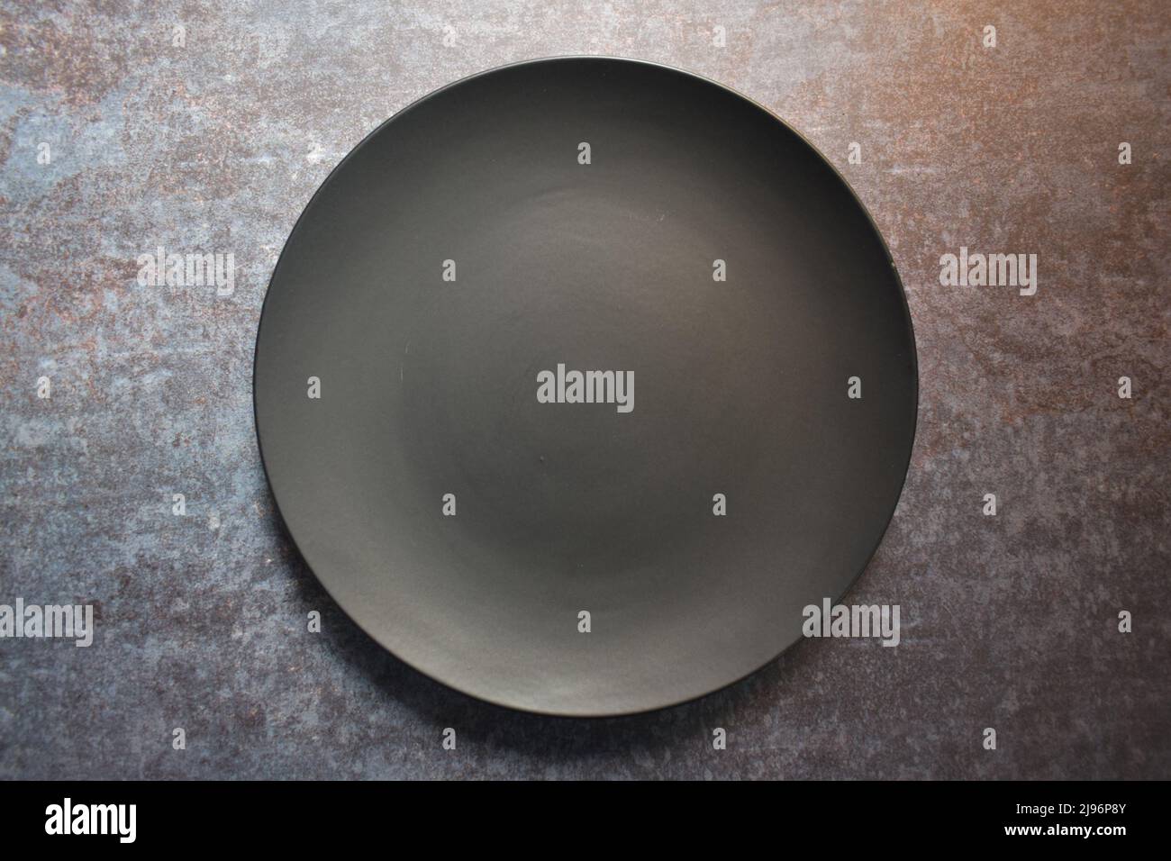 Black empty ceramic dinner plate Stock Photo - Alamy