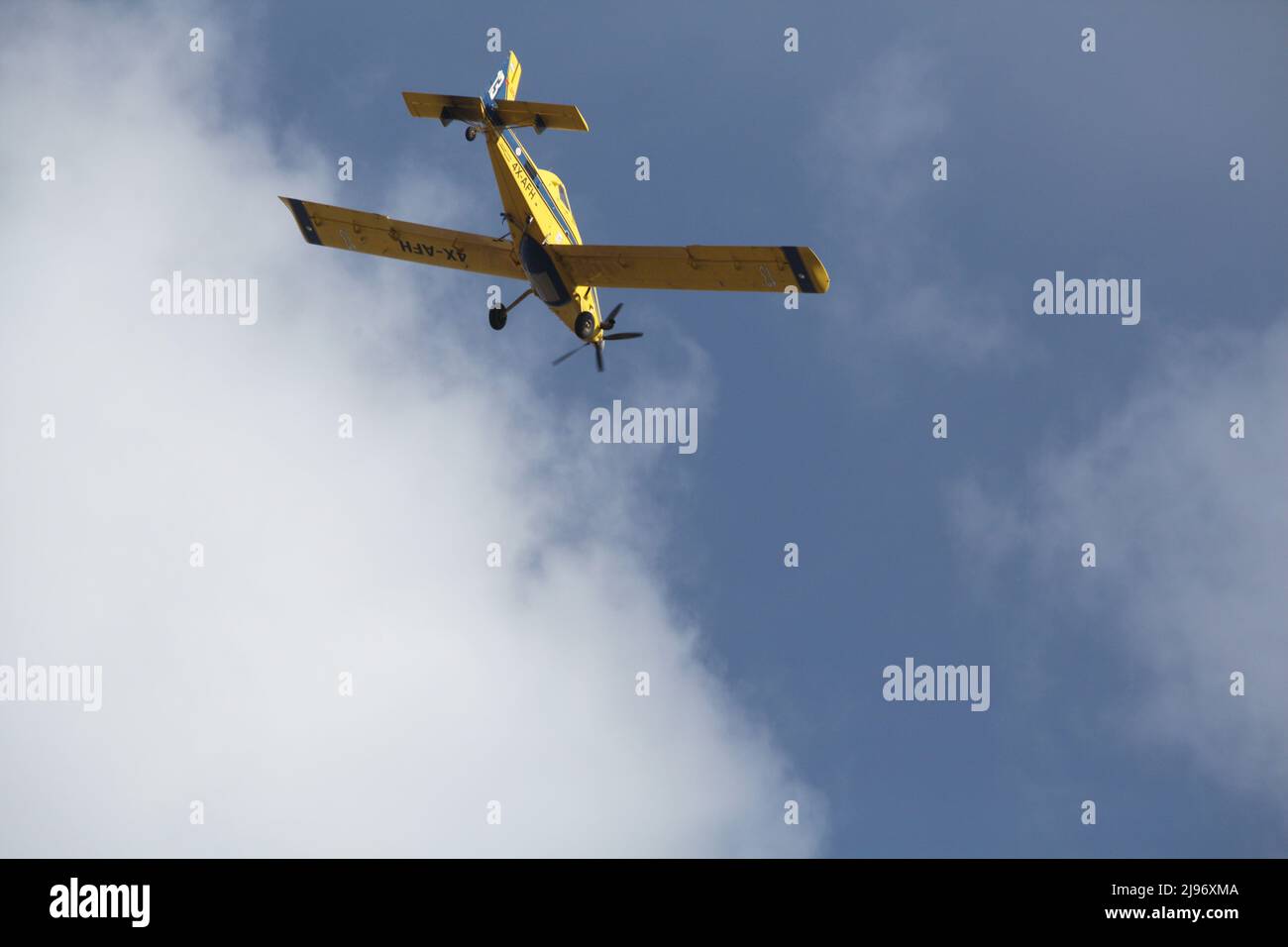 Air Tractor AT-802 Fire fighting aircraft extinguishing a fire Stock ...