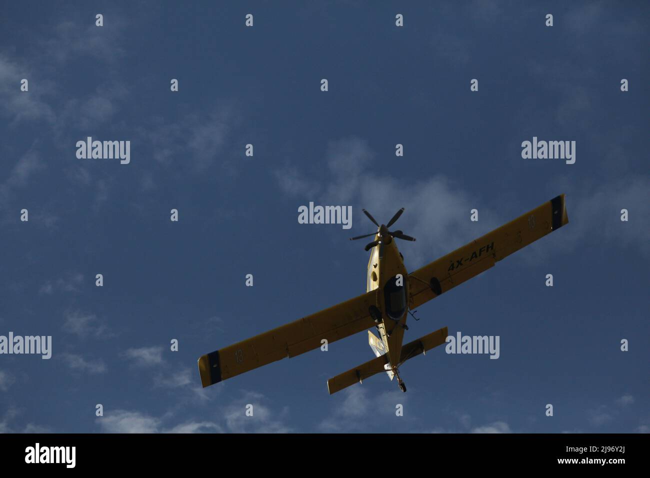 Air Tractor AT-802 Fire fighting aircraft extinguishing a fire Stock ...