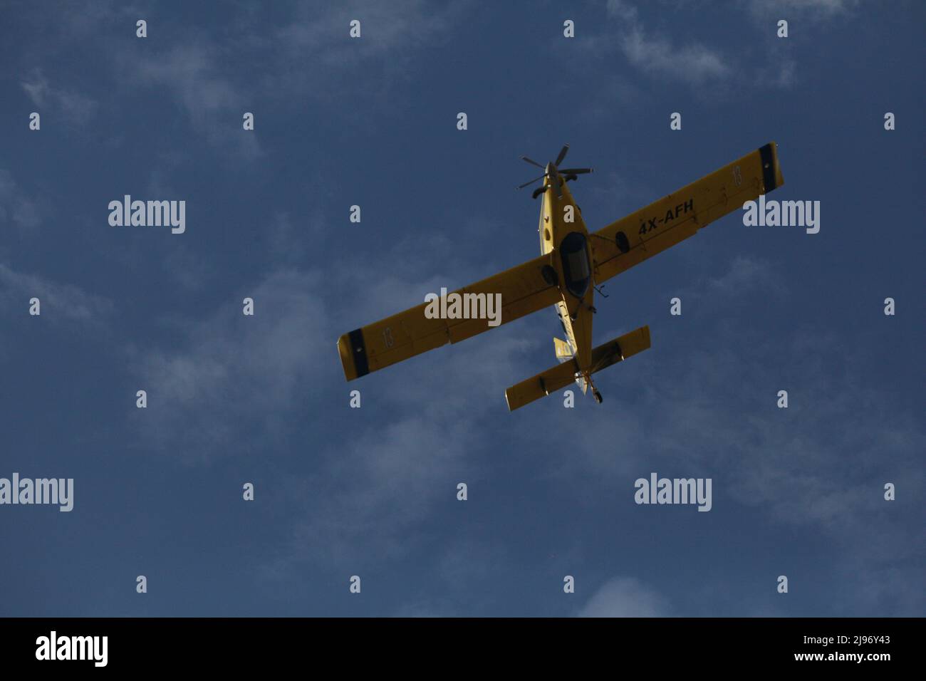Air Tractor AT-802 Fire fighting aircraft extinguishing a fire Stock ...