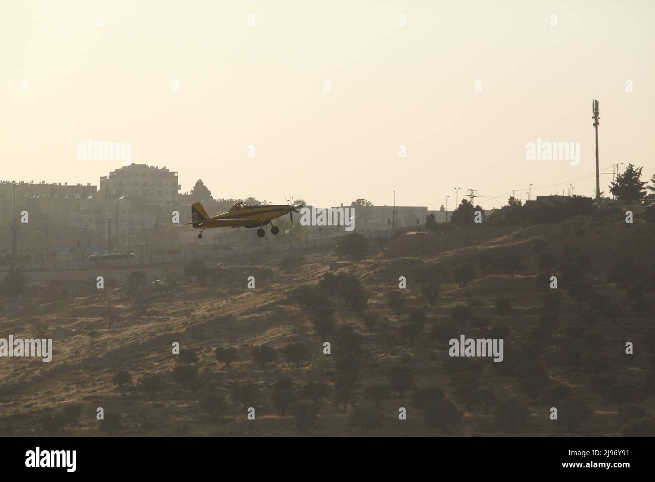 Air Tractor AT-802 Fire fighting aircraft extinguishing a fire Stock ...