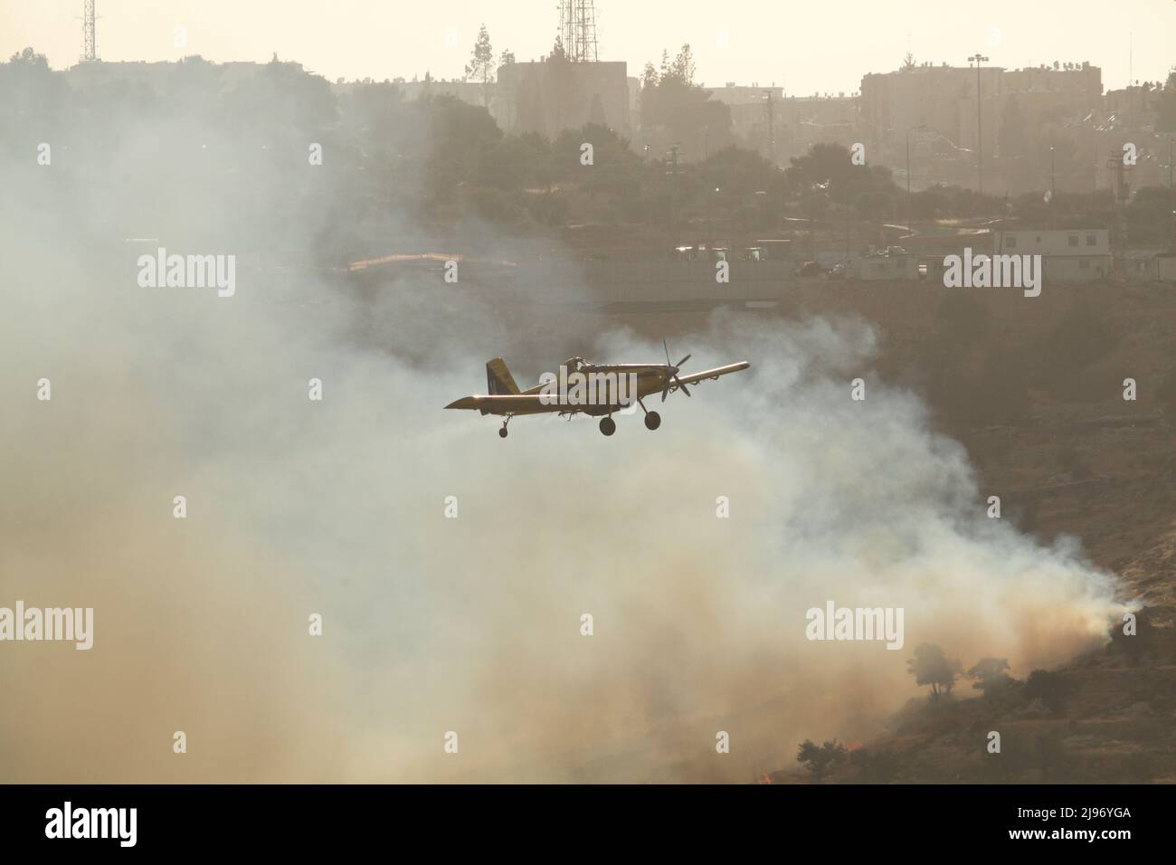 Air Tractor AT-802 Fire fighting aircraft extinguishing a fire Stock ...