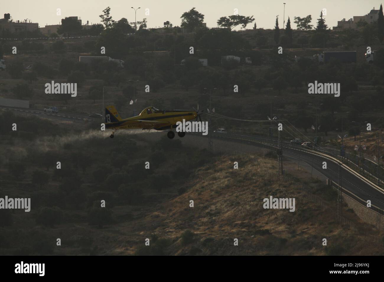 Air Tractor AT-802 Fire fighting aircraft extinguishing a fire Stock ...