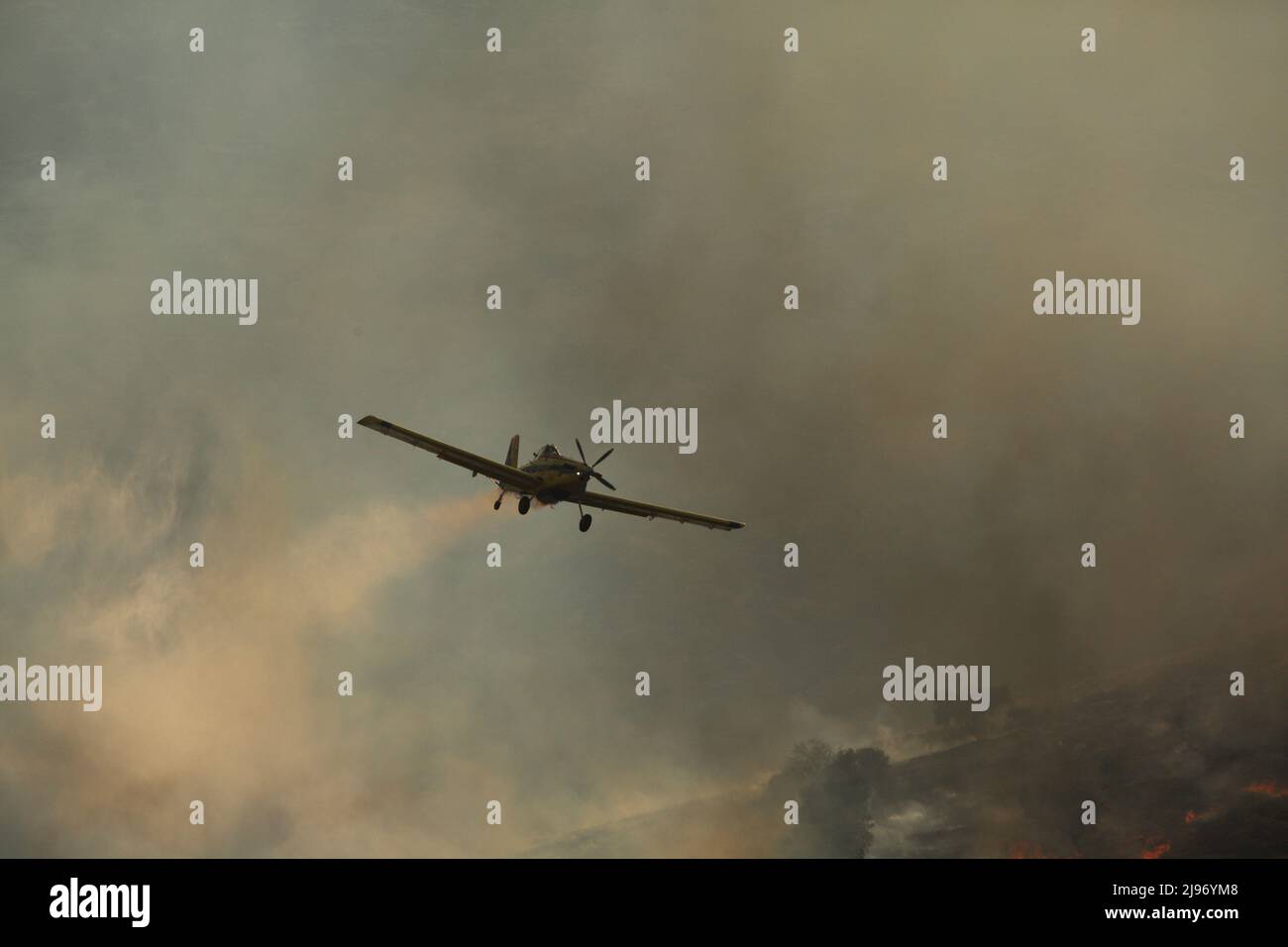 Air Tractor AT-802 Fire fighting aircraft extinguishing a fire Stock ...