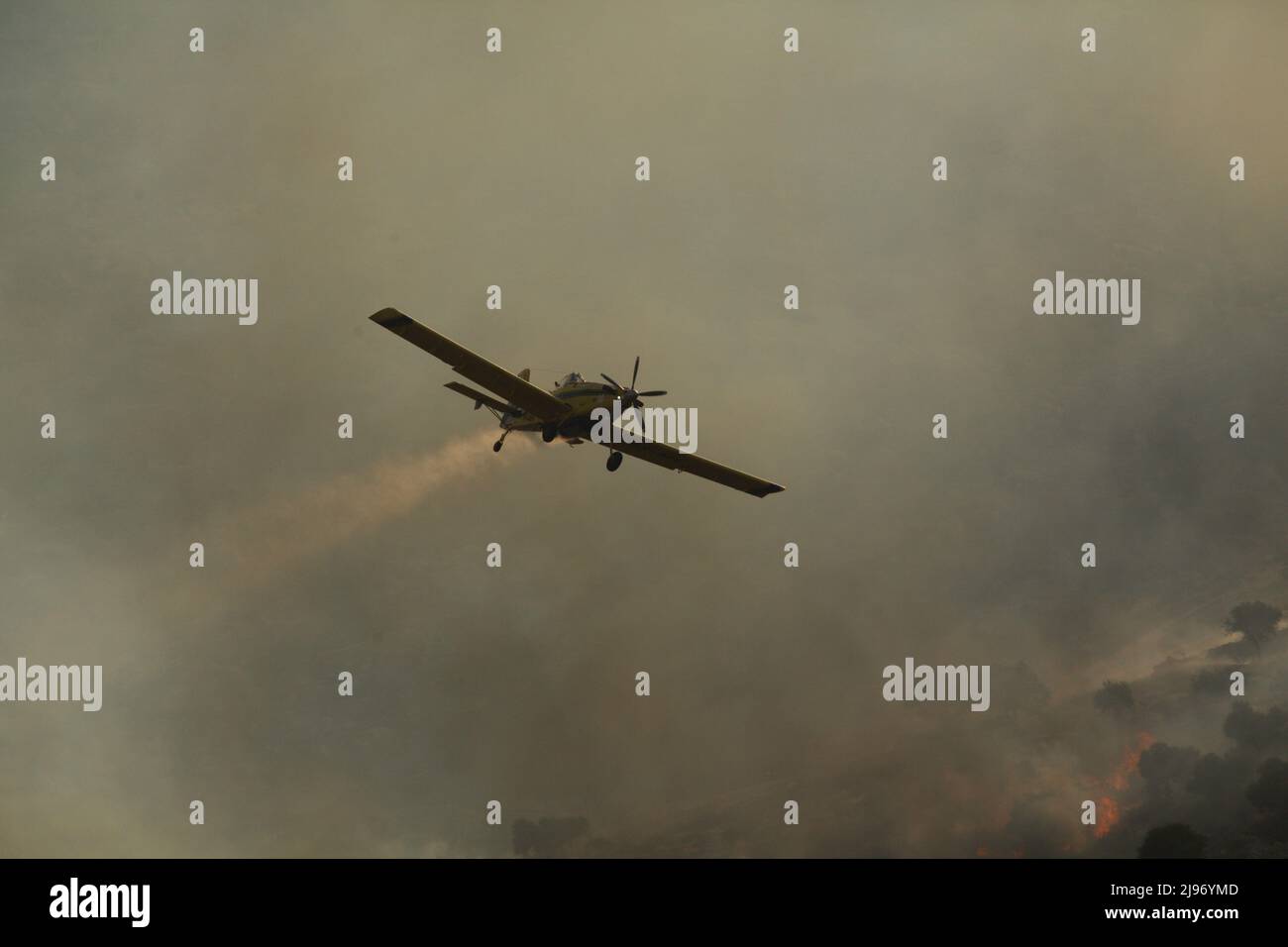 Air Tractor AT-802 Fire fighting aircraft extinguishing a fire Stock ...