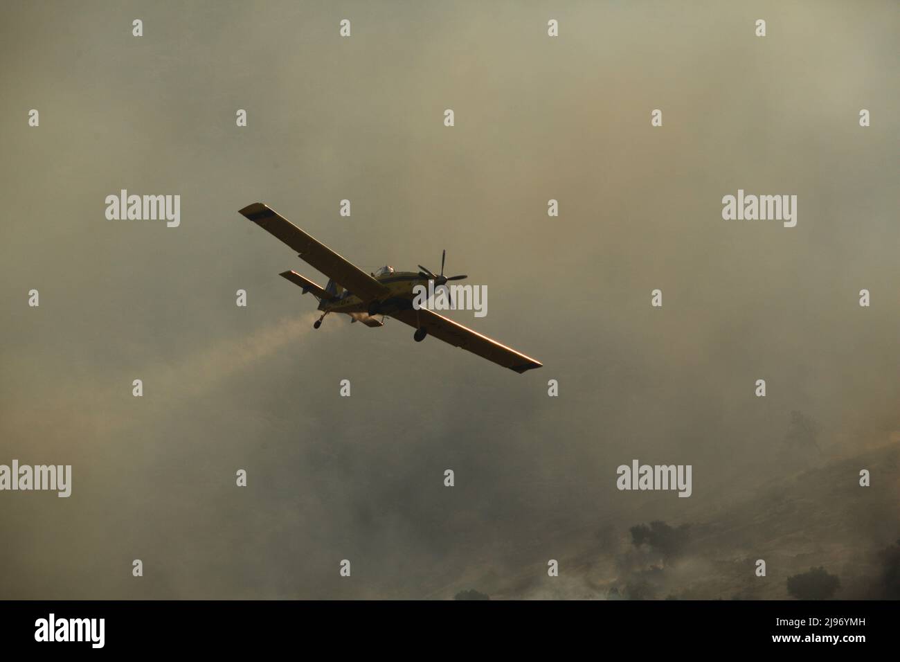 Air Tractor AT-802 Fire fighting aircraft extinguishing a fire Stock ...