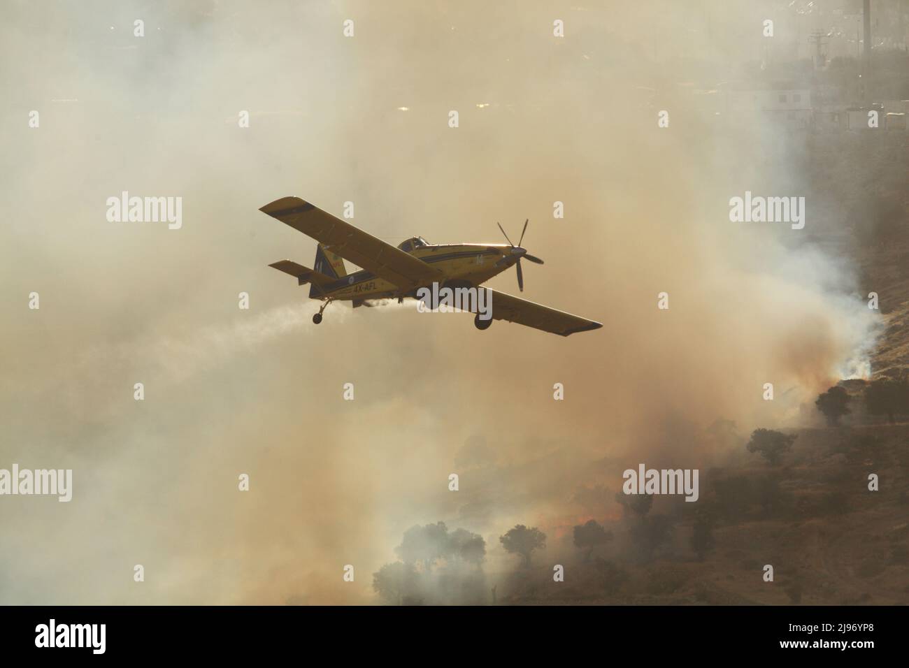 Air Tractor AT-802 Fire fighting aircraft extinguishing a fire Stock ...
