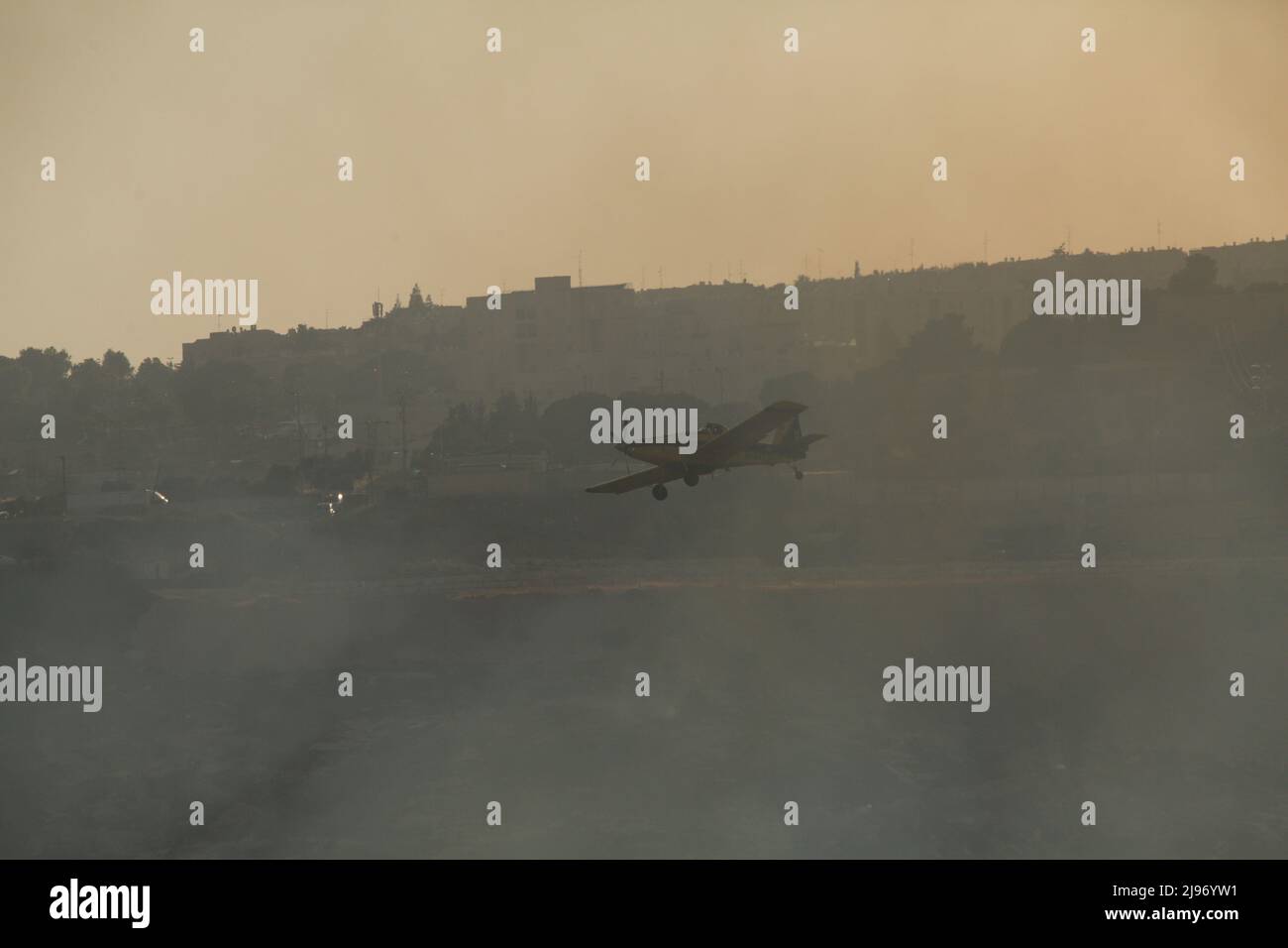 Air Tractor AT-802 Fire fighting aircraft extinguishing a fire Stock ...