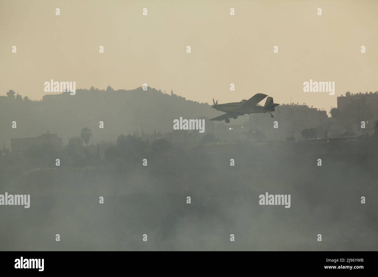 Air Tractor AT-802 Fire fighting aircraft extinguishing a fire Stock ...