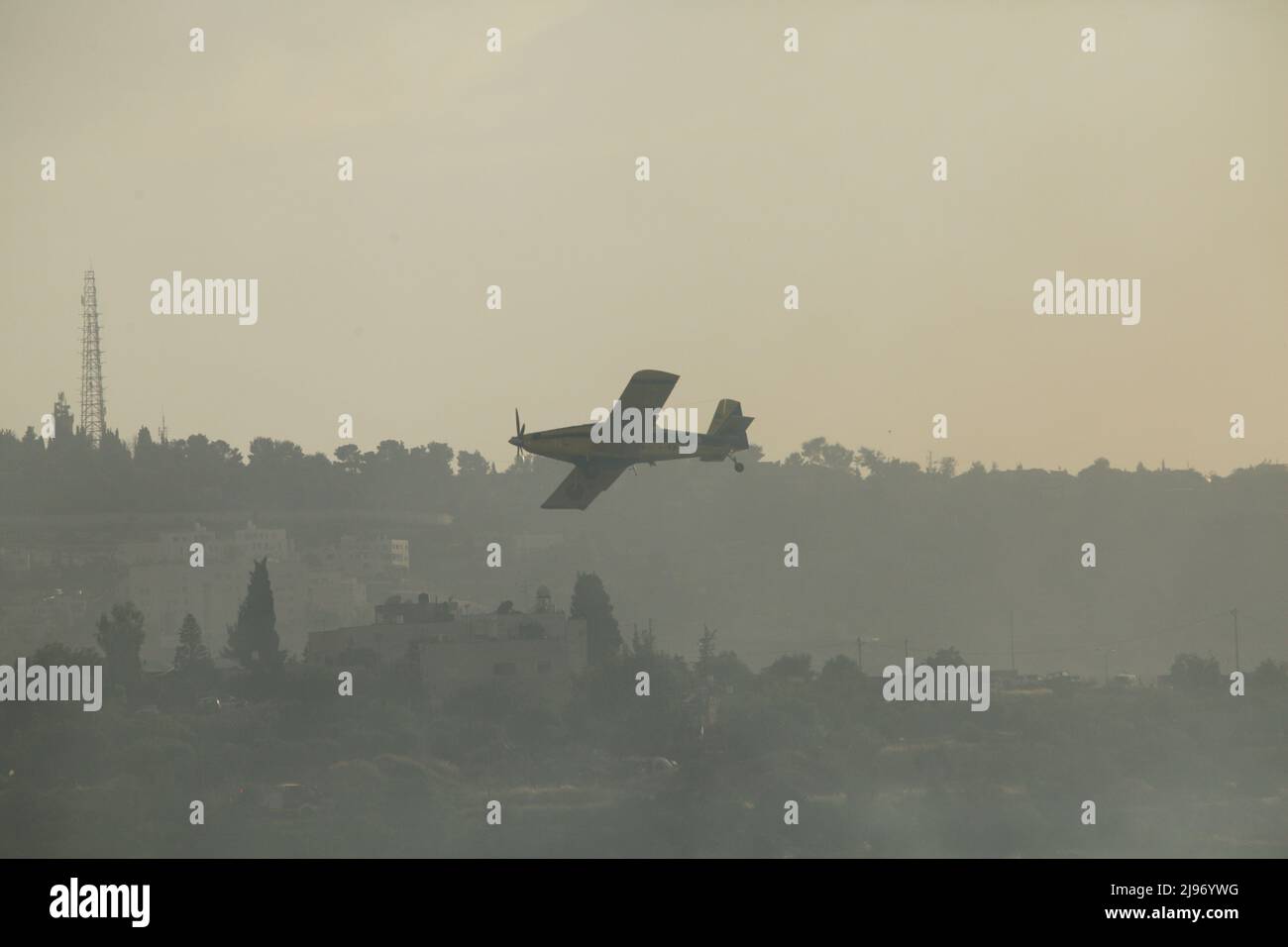 Air Tractor AT-802 Fire fighting aircraft extinguishing a fire Stock ...