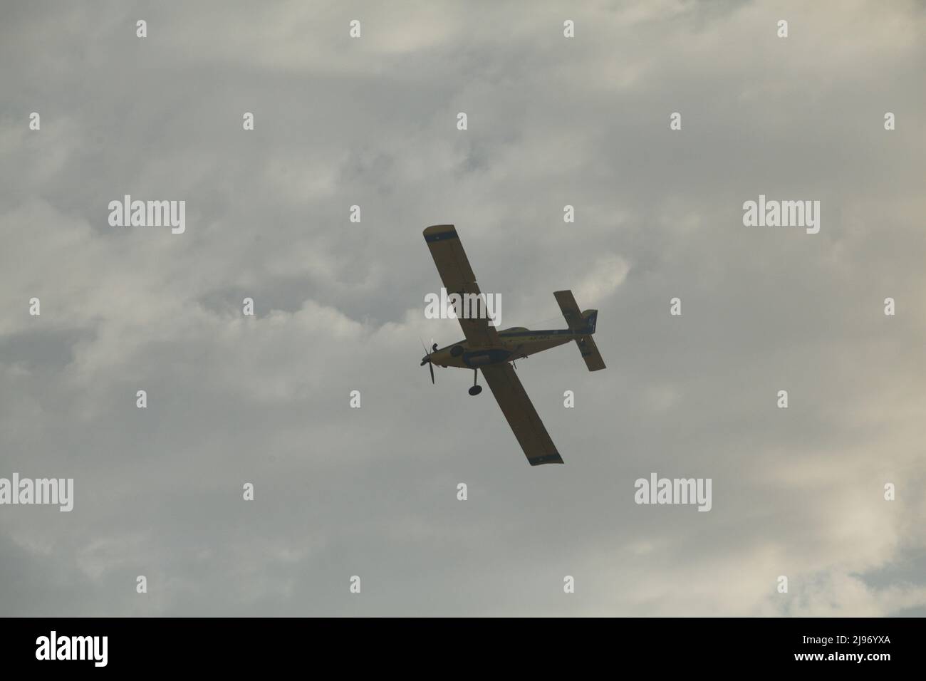 Air Tractor AT-802 Fire fighting aircraft extinguishing a fire Stock ...