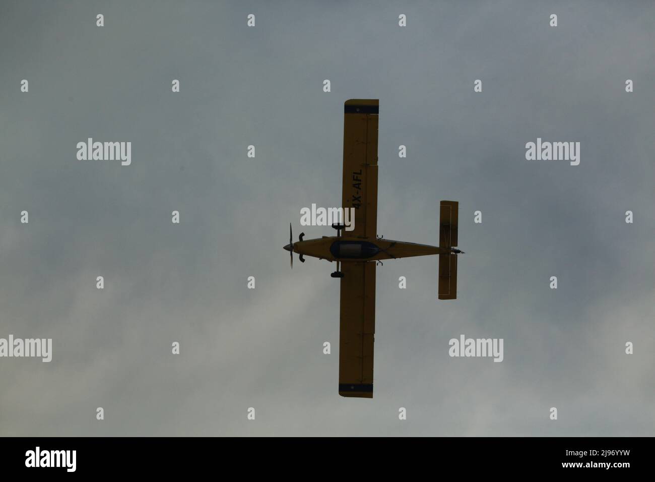 Air Tractor AT-802 Fire fighting aircraft extinguishing a fire Stock ...