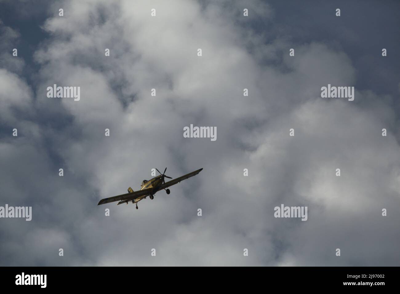 Air Tractor AT-802 Fire fighting aircraft extinguishing a fire Stock ...