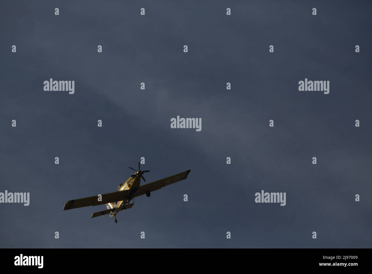 Air Tractor AT-802 Fire fighting aircraft extinguishing a fire Stock ...