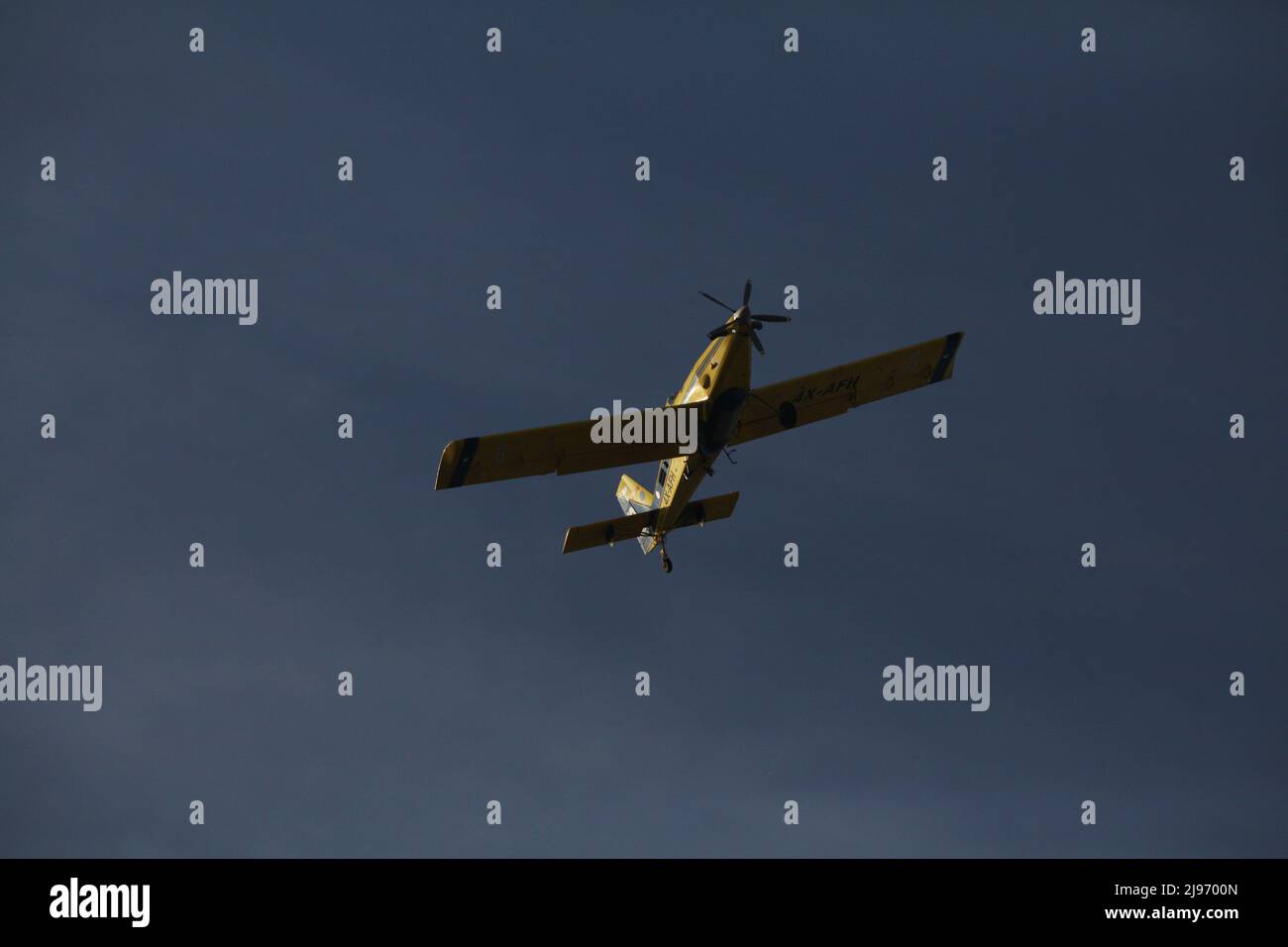 Air Tractor AT-802 Fire fighting aircraft extinguishing a fire Stock ...