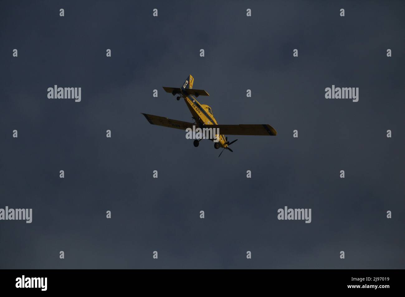 Air Tractor AT-802 Fire fighting aircraft extinguishing a fire Stock ...