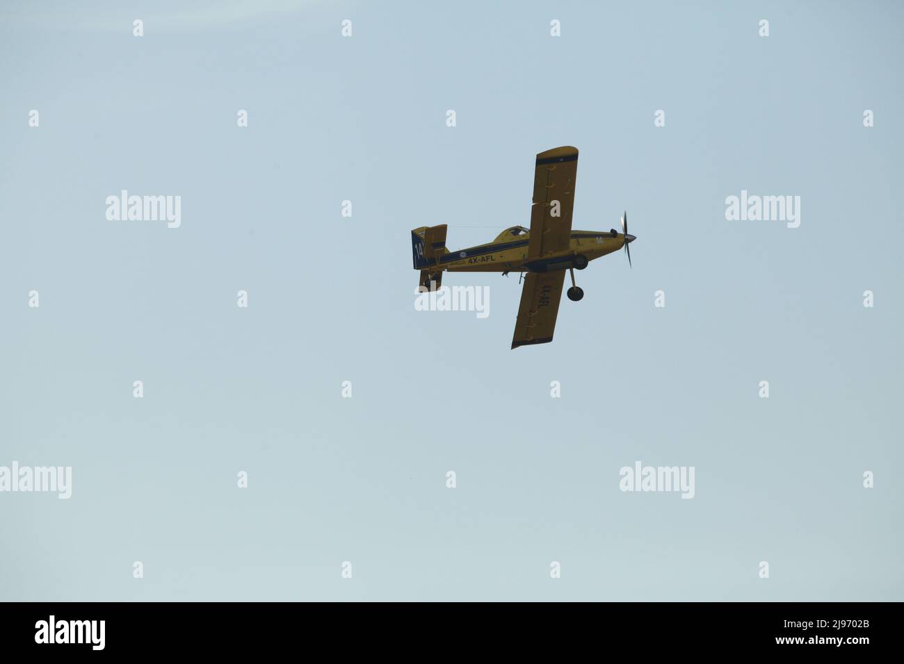 Air Tractor AT-802 Fire fighting aircraft extinguishing a fire Stock ...