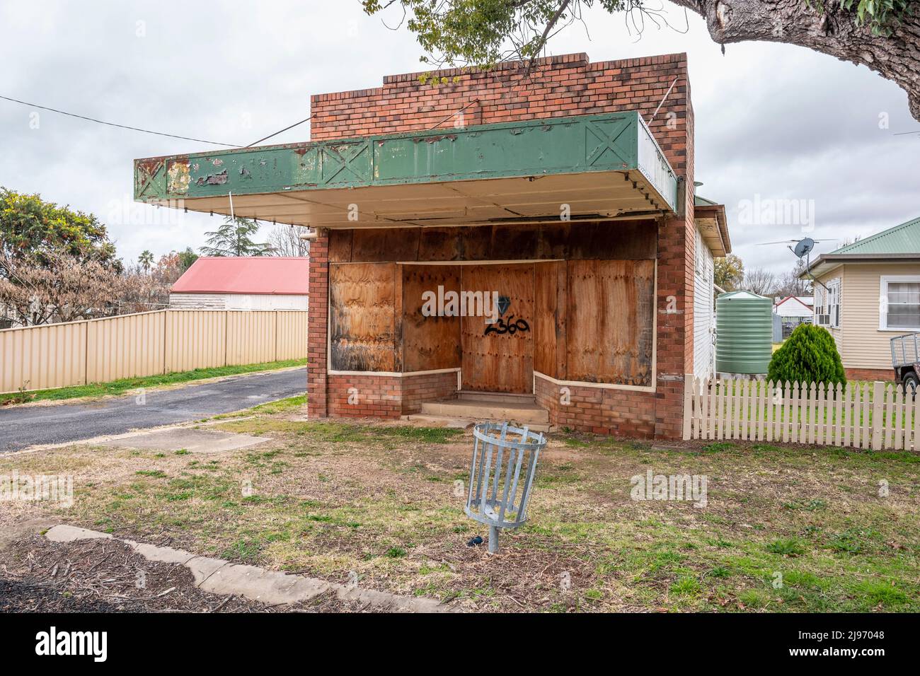 Empty corner shop hi-res stock photography and images - Alamy