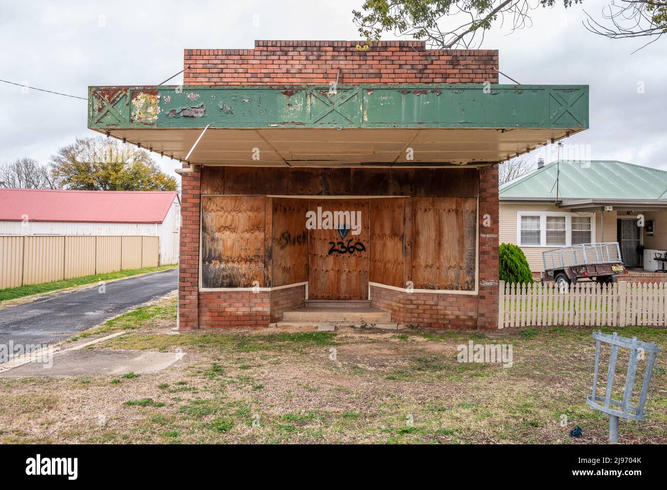 Empty corner shop in Inverell, new south wales, australia Stock Photo ...