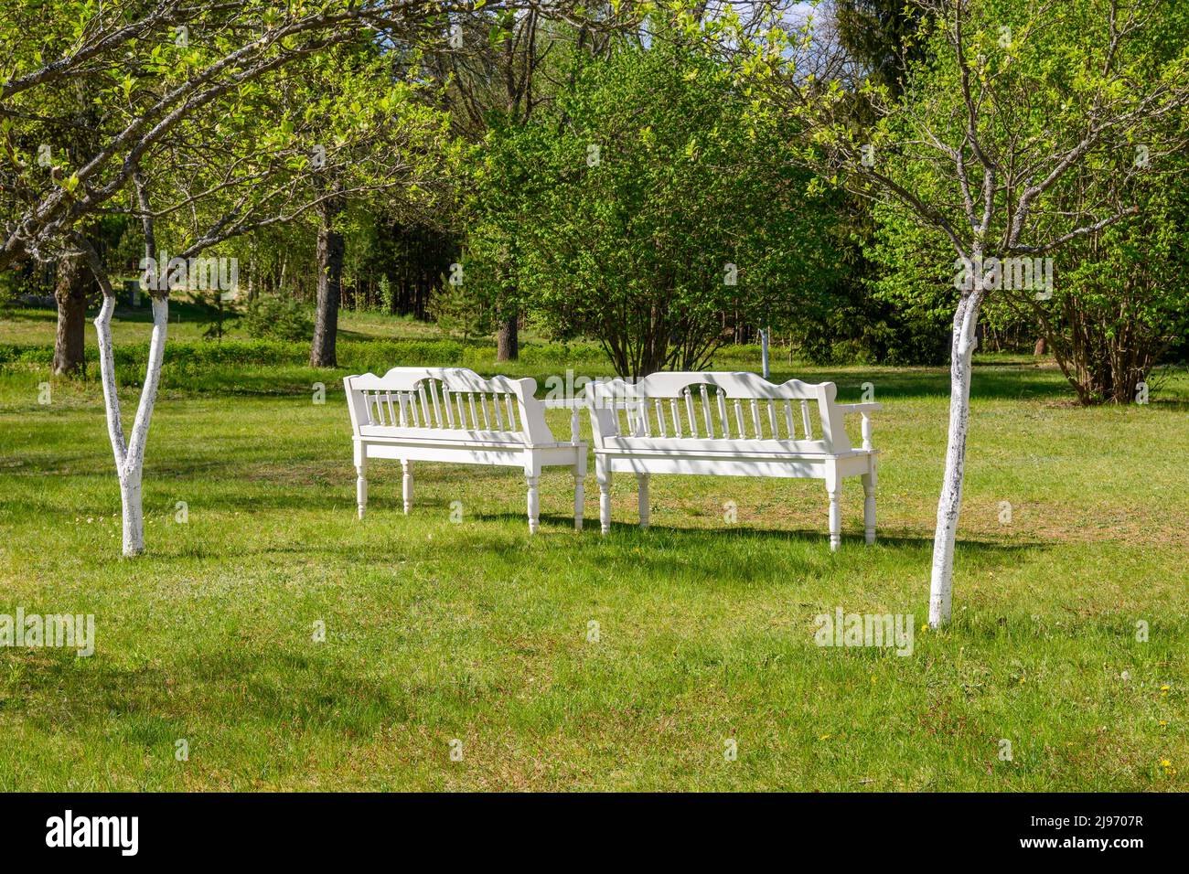Grass green farmland bench hi-res stock photography and images - Alamy