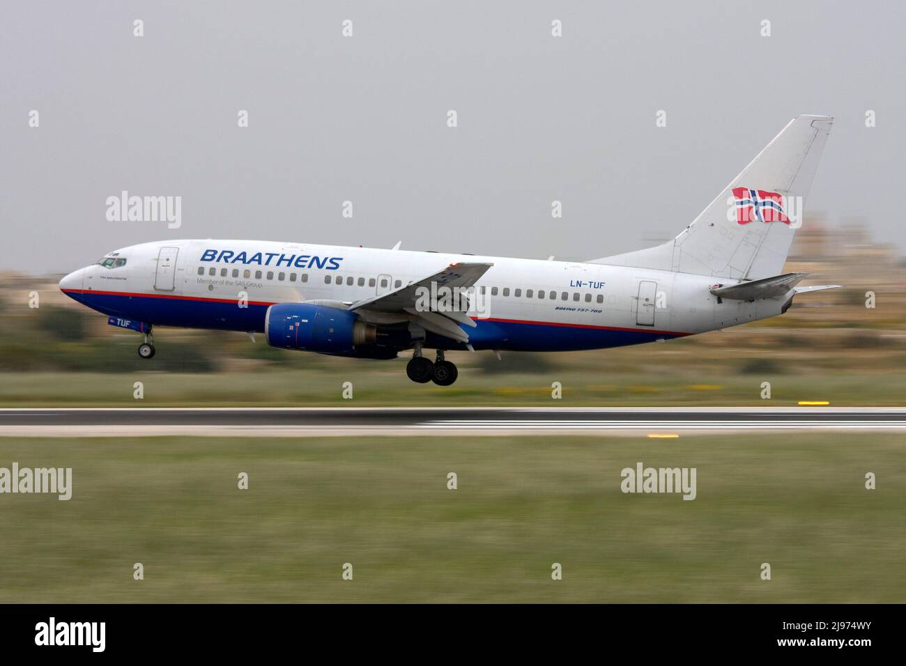 Braathens Boeing 737-705 (REG: LN-TUF) on finals runway 31 Stock Photo ...