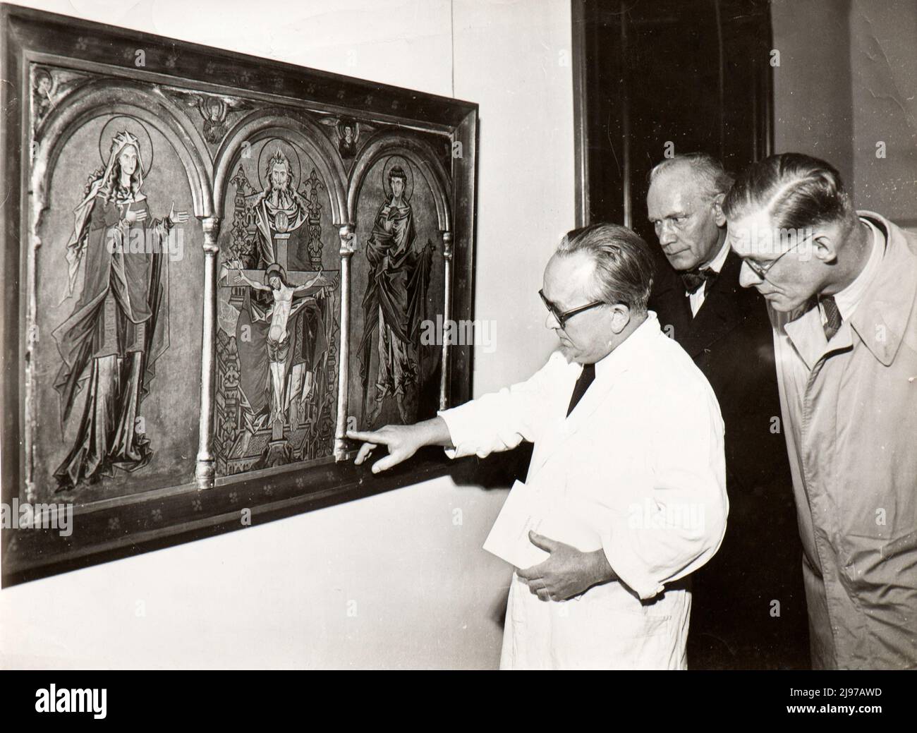 Group of german scientists examinating paintings to be returned from ...