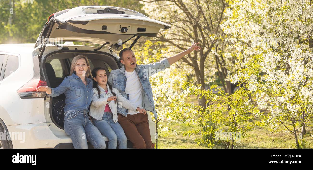 Happy family ready to go for a ride on their car Stock Photo - Alamy