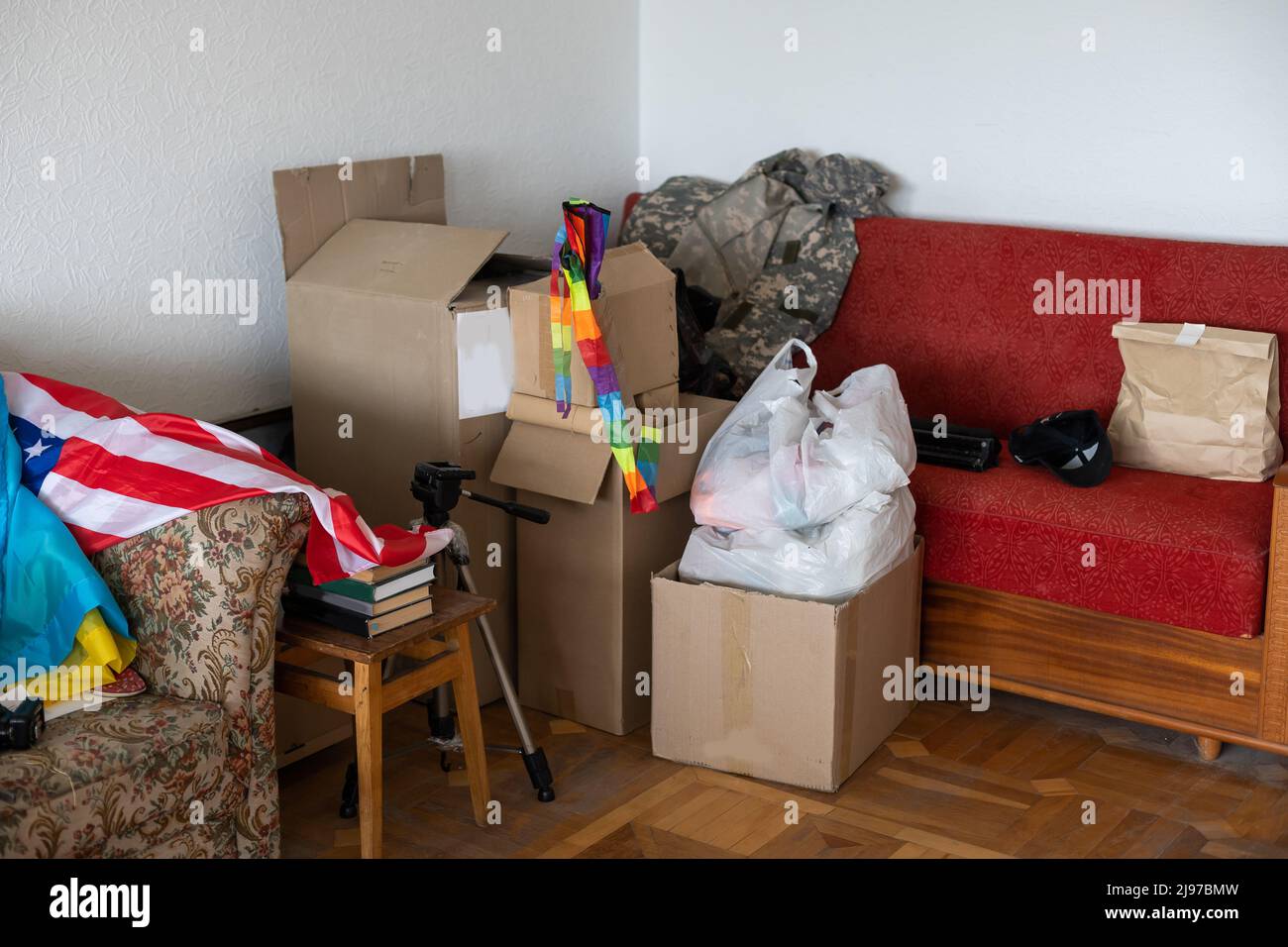 Personal property in carton in room Stock Photo - Alamy
