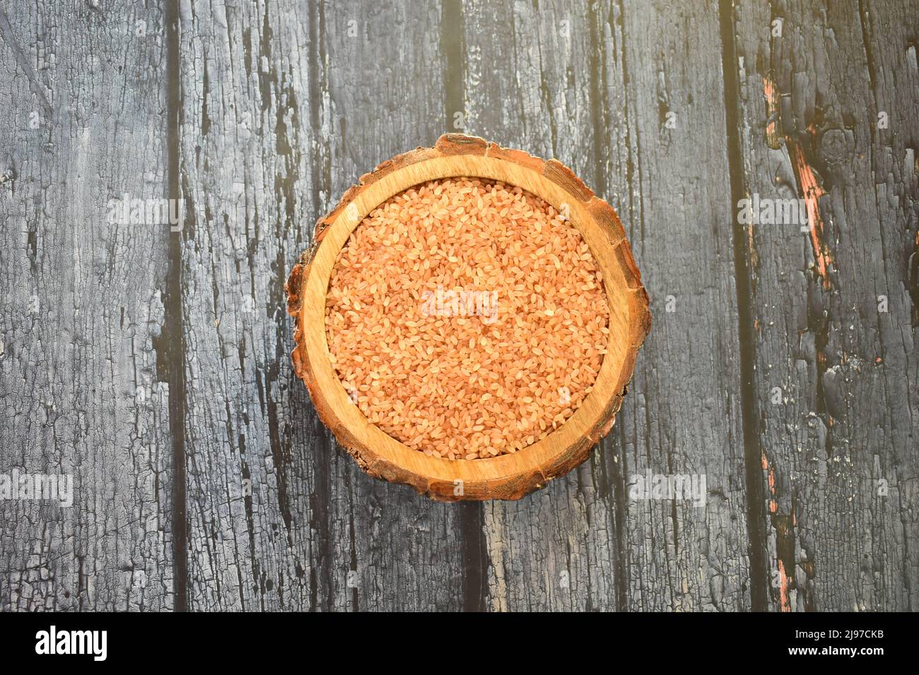 Raw whole dried Matta red parboiled rice Stock Photo - Alamy