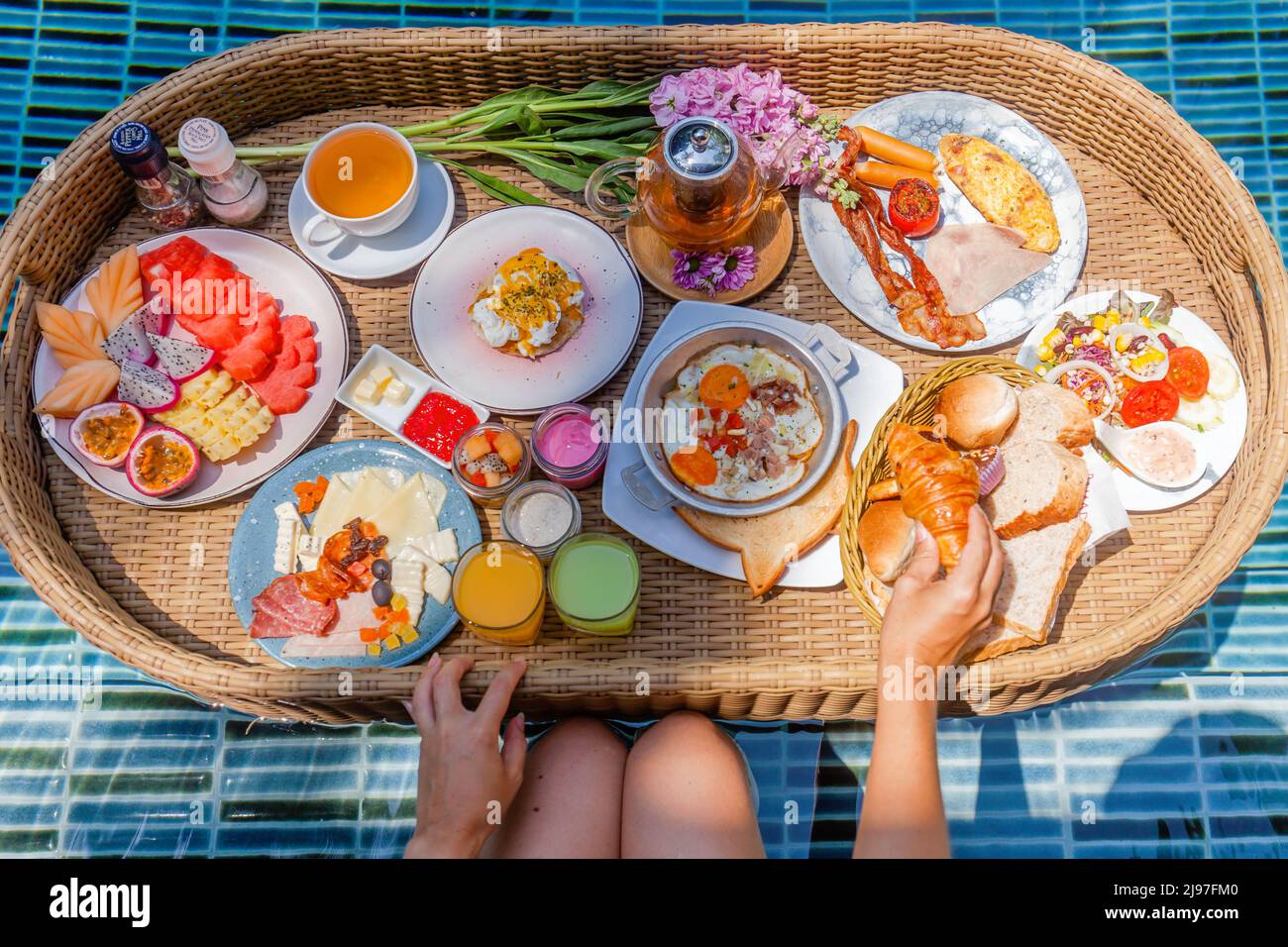 Floating tray hi-res stock photography and images - Alamy