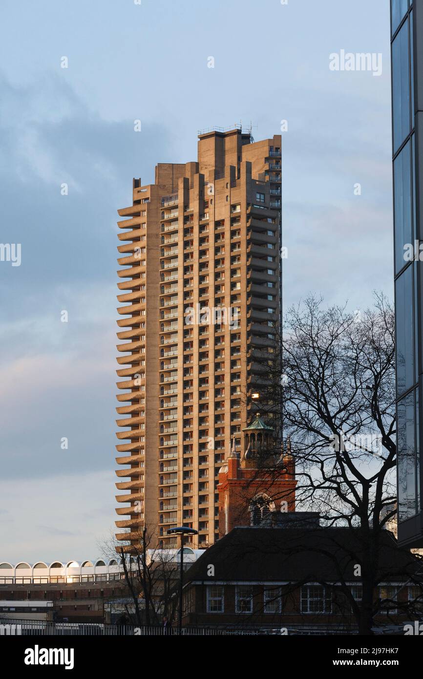 Residential high rise apartment blocks hi-res stock photography and ...