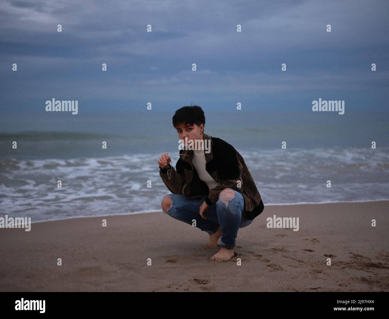 Squatting pose hi-res stock photography and images - Alamy