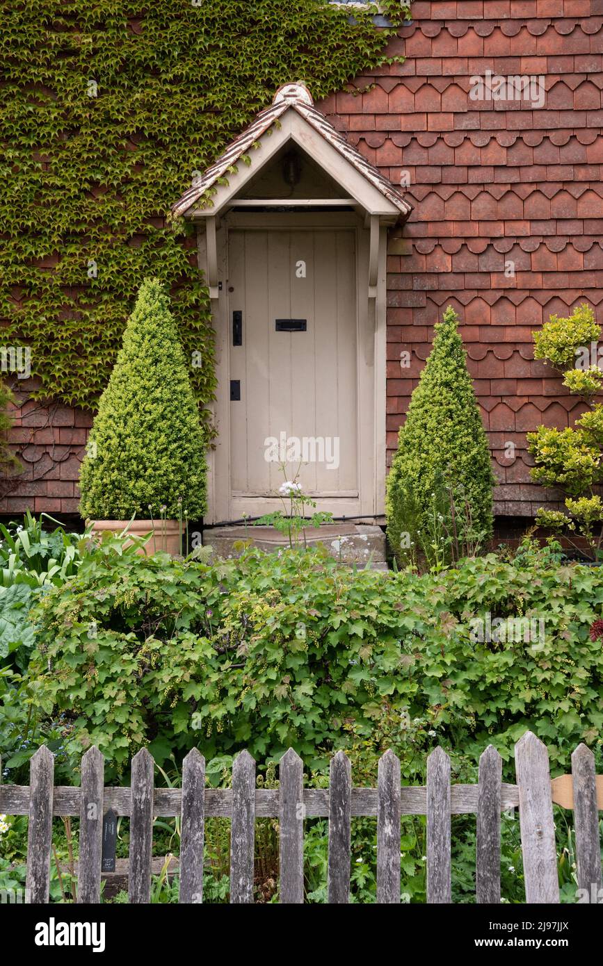 Beautiful quintessential English country garden landscape in Spring in ...