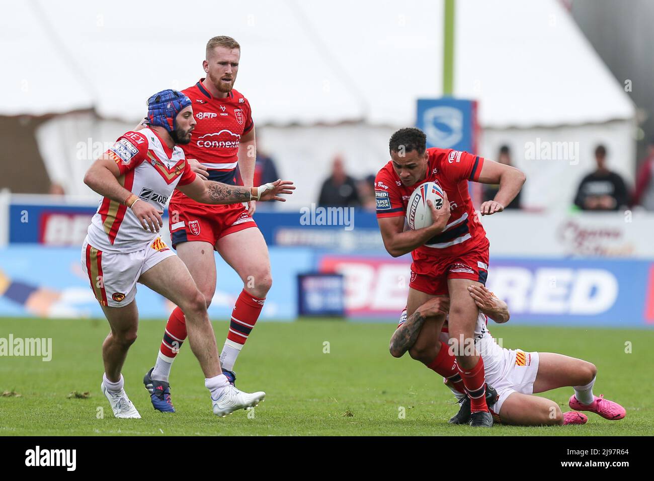 Luis Johnson #15 of Hull KR breaks through a tackle Stock Photo - Alamy